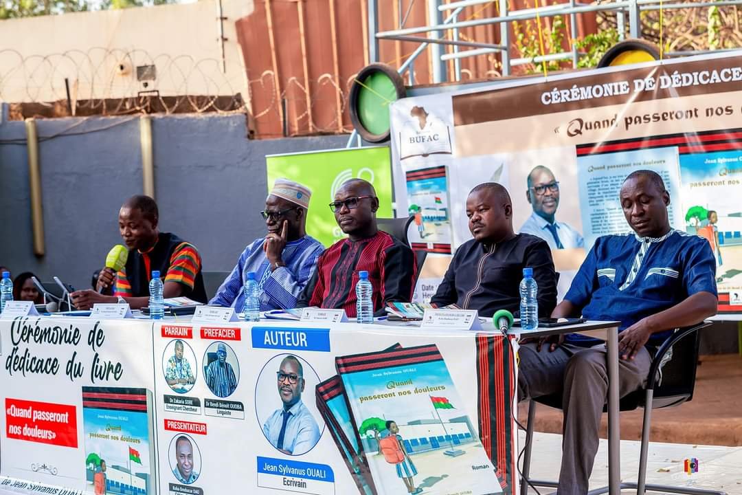 Littérature : Jean Sylvanus Ouali dédicace son premier livre "Quand passeront nos douleurs ...